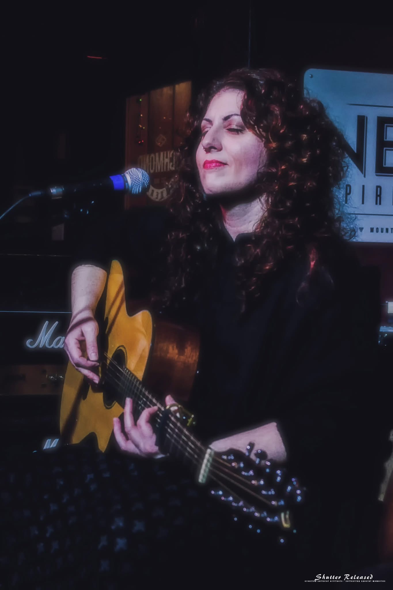 Meet Anne Moniz, London Vocalist Extraordinaire. – The Beat Magazine 2025